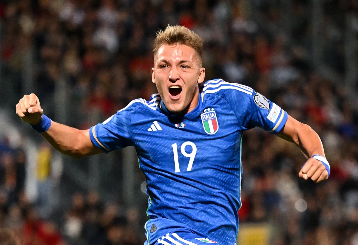 West Ham enquire about red hot £17.5m Italy striker Retegui